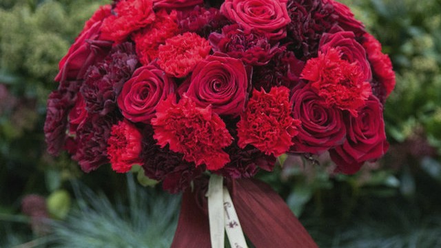 An overview of floral design picture with Red Naomi roses