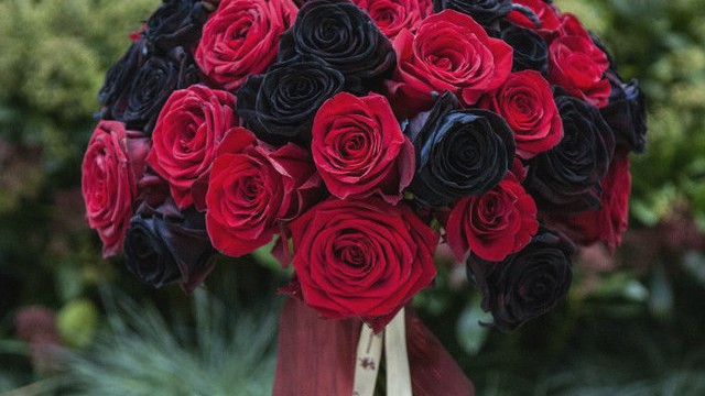 An overview of floral design picture with Red Naomi roses