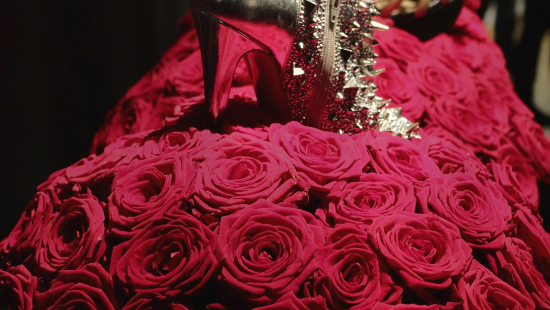 An overview of floral design picture with Red Naomi roses