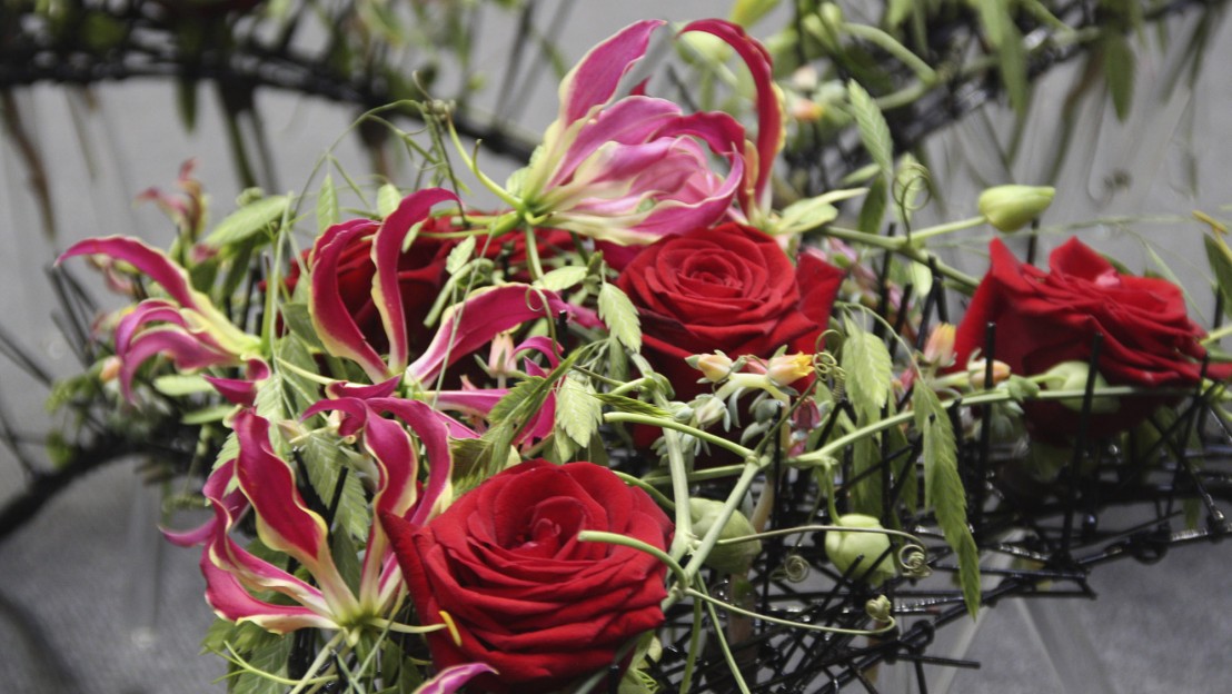 An overview of floral design picture with Red Naomi roses